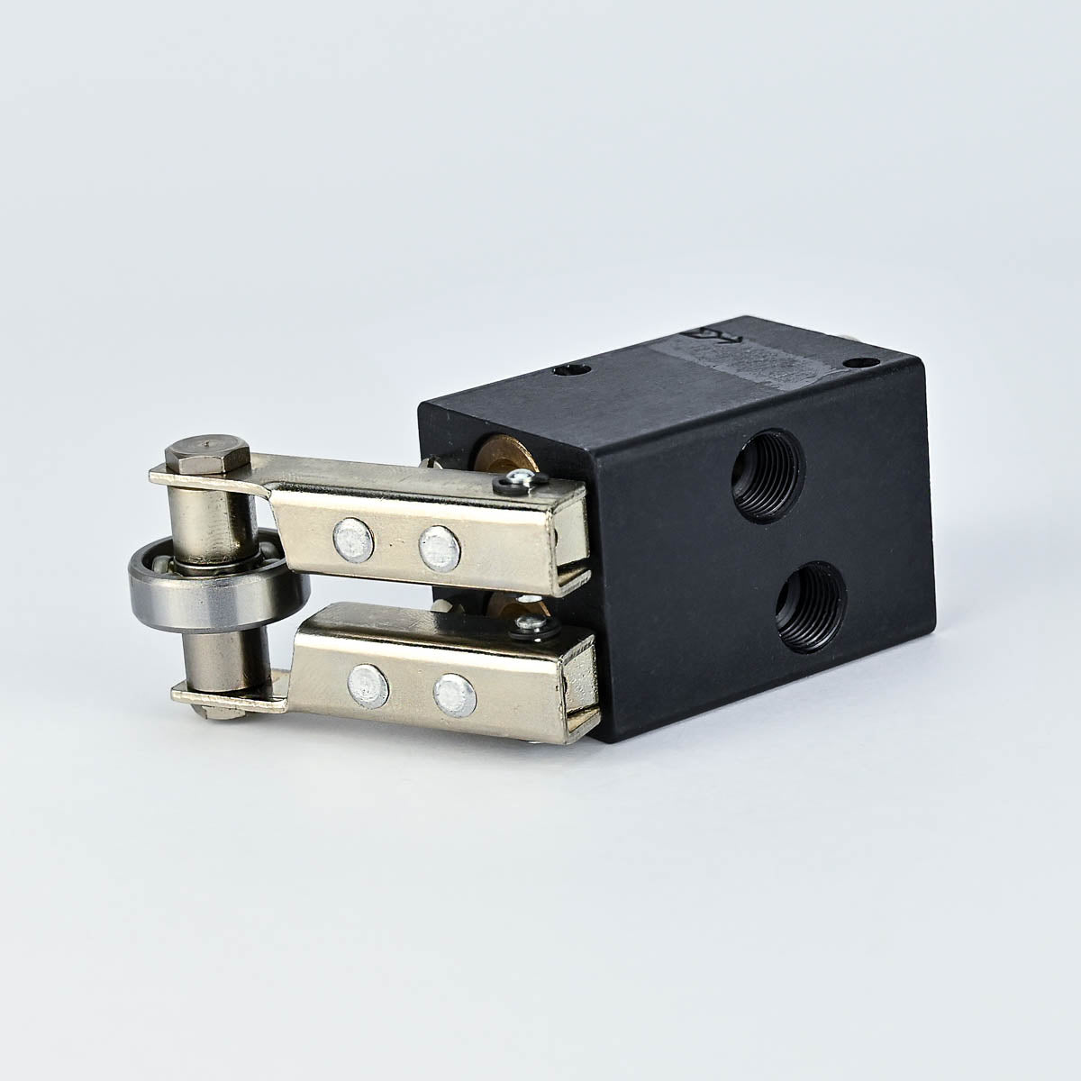 PNEUMATIC ROLLER LEVER VALVE 5/2 1/8" CALR WAIRCOM – Creative Automation